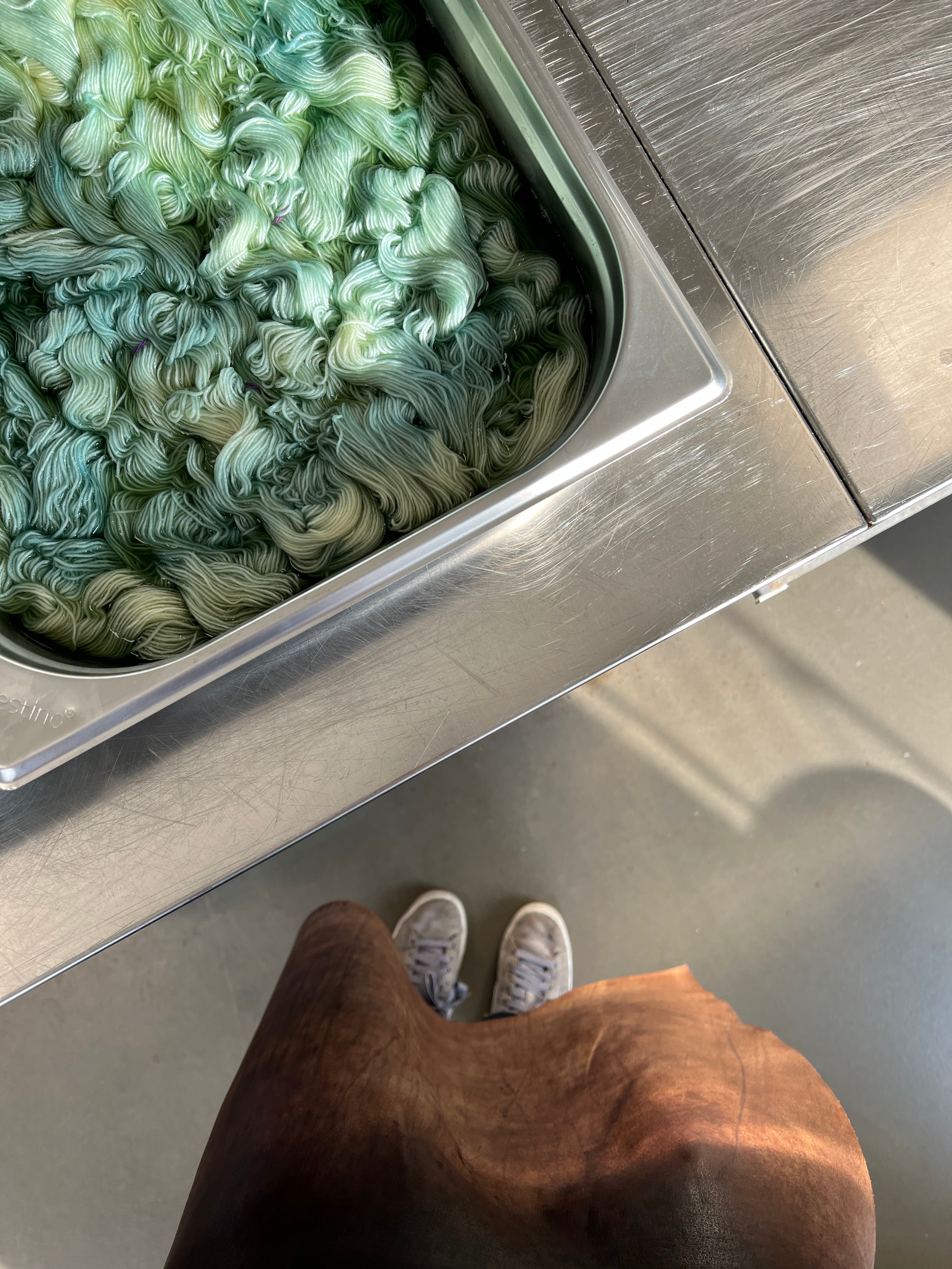 Yarn dyeing behind the scenes #1 – Sysleriget - Håndfarvet Garn